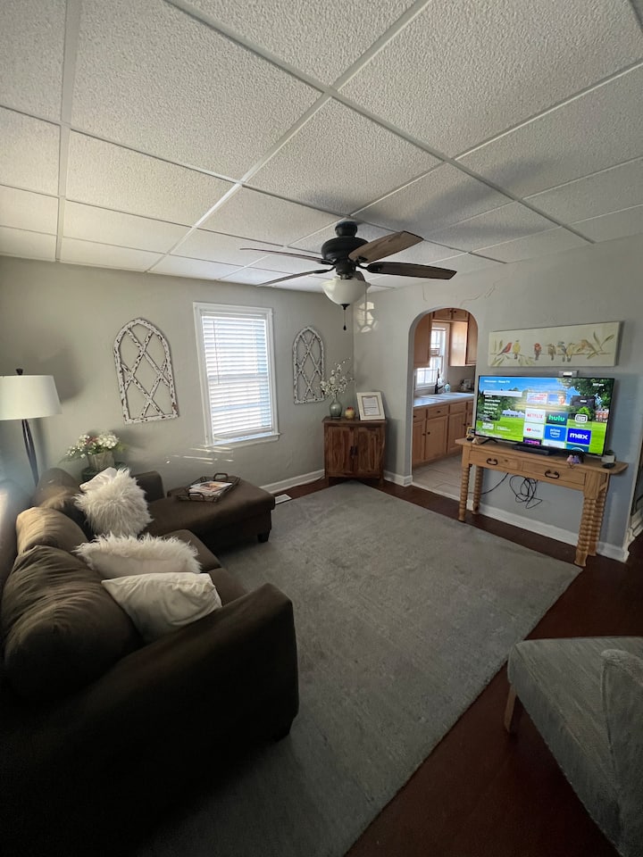 Cozy 2 Bed Brick Bungalow Mins From Downtown - University of Missouri, Columbia