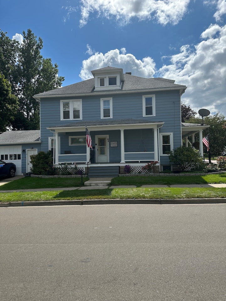 Cozy Westside 3 Bedroom Upper Apartment - Jamestown, NY