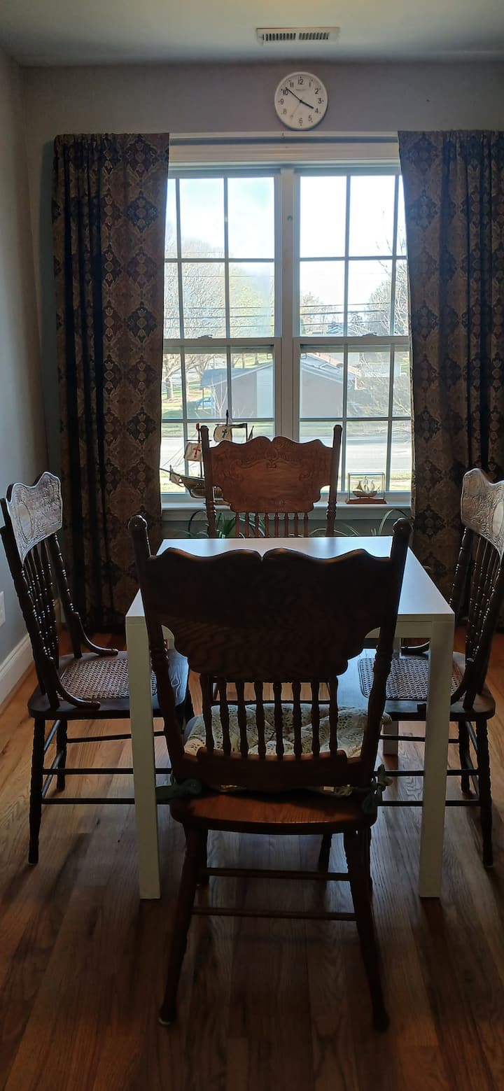 Cozy 1936 Brick Home On 1.6 Acres Near Uptown - Charlotte, NC