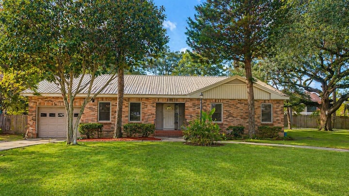 The Brickwood Farmhouse Among The Oaks And Pines - New Iberia, LA