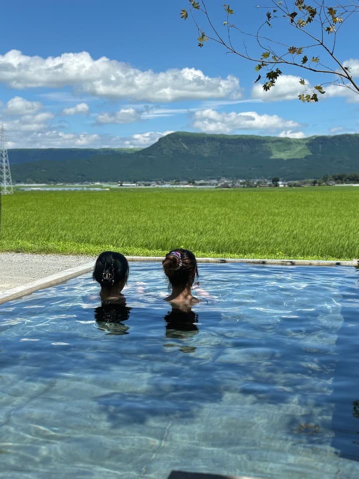 阿蘇の外輪山を一望できる。プライベートサウナと阿蘇の湧水プールが魅力の築150年の納屋。 - Aso