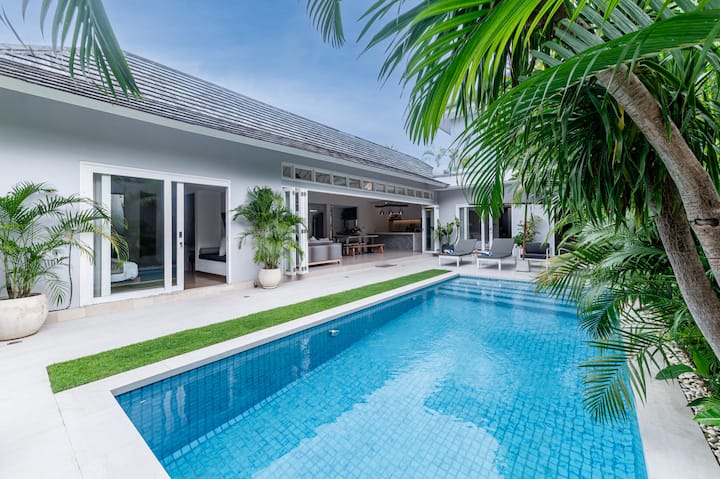 Luxe Villa With Poolside Serenity In Seminyak - Seminyak