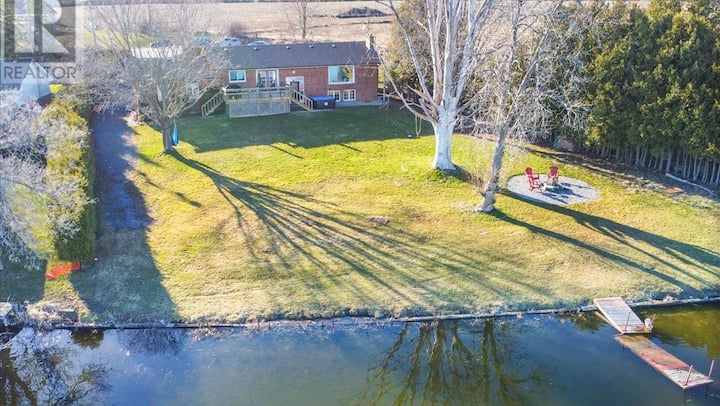Lake Front Cottage - Lindsay