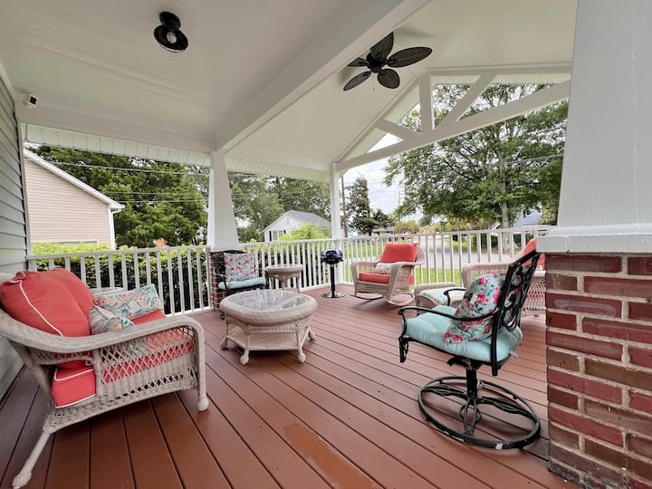 Charming Lowcountry Bungalow - Charleston, SC