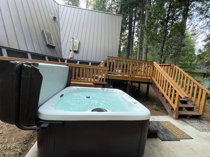 Cozy Hottub Chalet -Family, Pets, Firepit, Game Rm - Arnold, CA