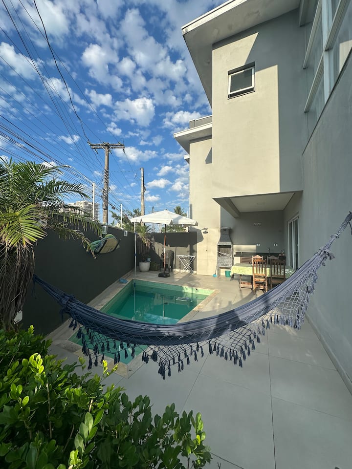 Casa Agradável Com Piscina Há 1 Quadra Da Praia. - Bertioga