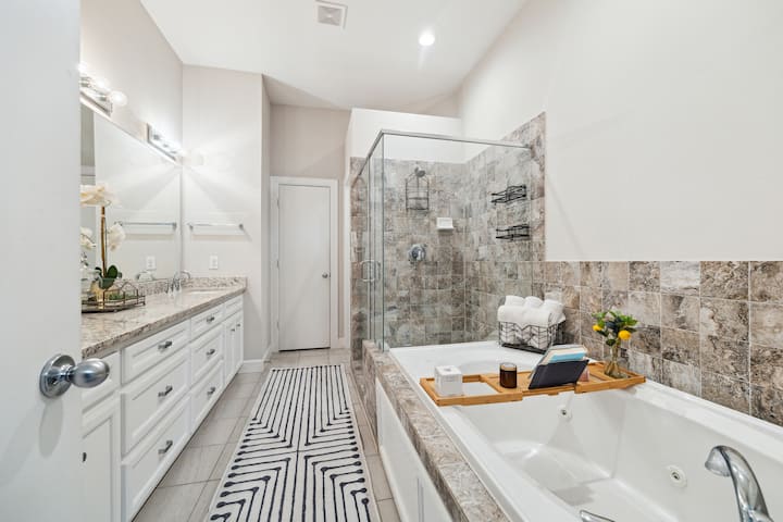 *Cozy 2/2 Townhome With Garage Minutes From Hobby* -