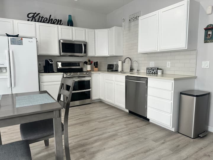 Comfy | Clean | Fast Check In | Near Everything - West Valley City, UT