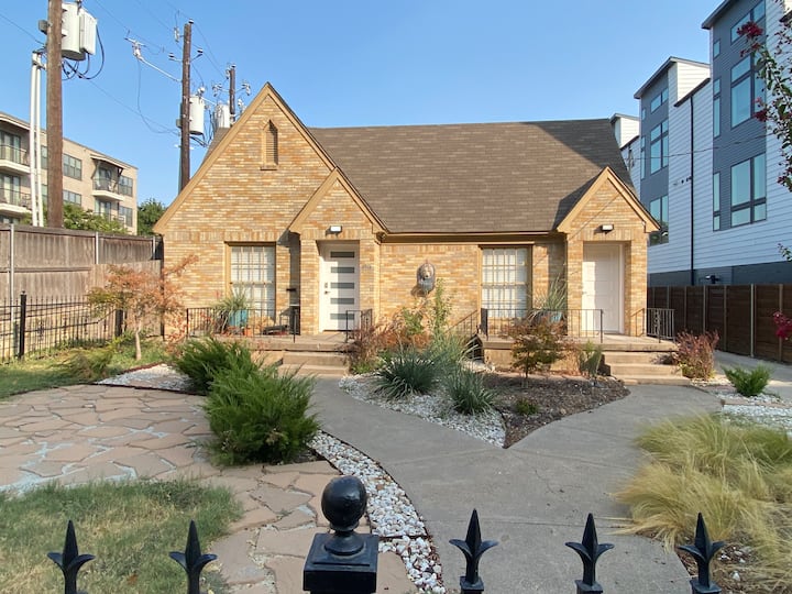Uptown Luxury Home With Tesla Charging Station - Dallas, TX