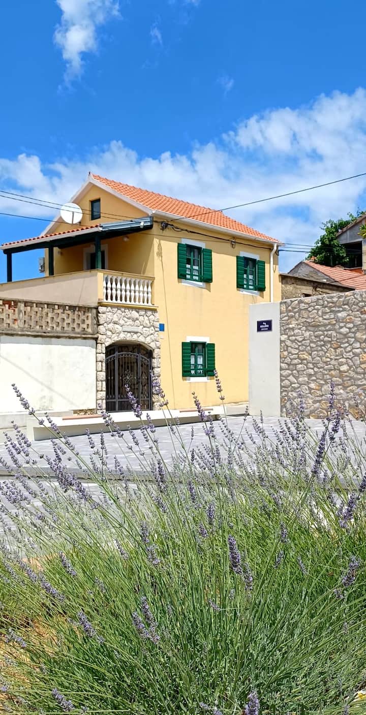 Apartmani " Milutinov Dvor " -Kat - Vrsi