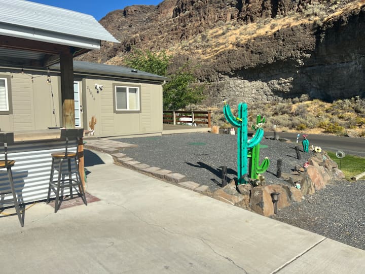 The Sunland Cacti Home With Three Parking Spaces. - Ginkgo Petrified Forest State Park, Vantage