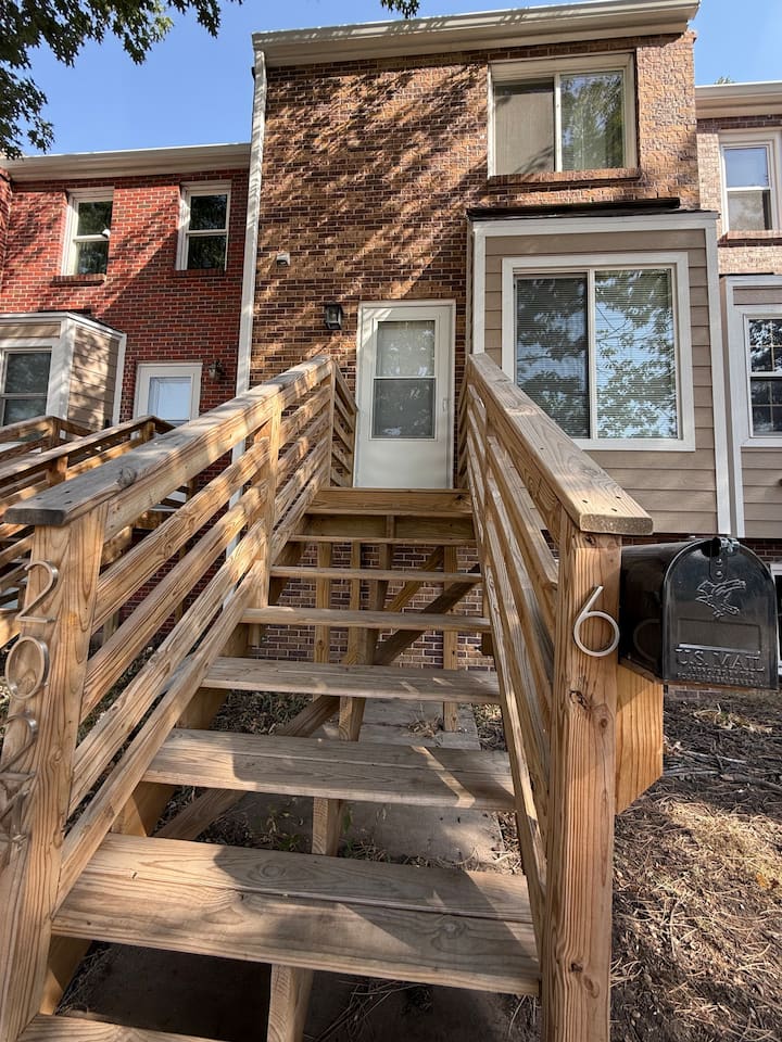 Nicely Updated 3 Bed Townhouse With Free Parking. - Lincoln, NE