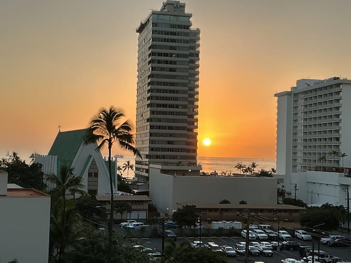 Waikiki Banyan • Free Parking •Sunset Views - Kuhio Beach, HI