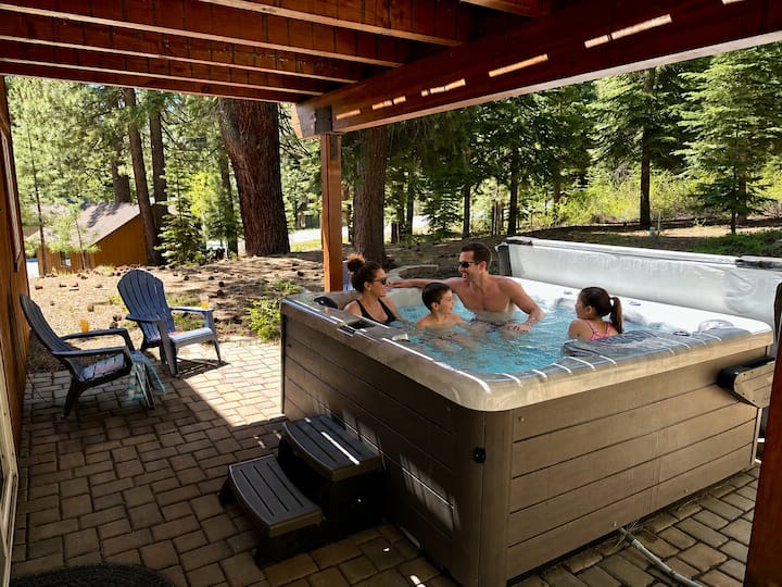 Pet-friendly Luxury Chalet | King Suite, Hot Tub, Clubhouse Access & Near Trails - Lake Tahoe