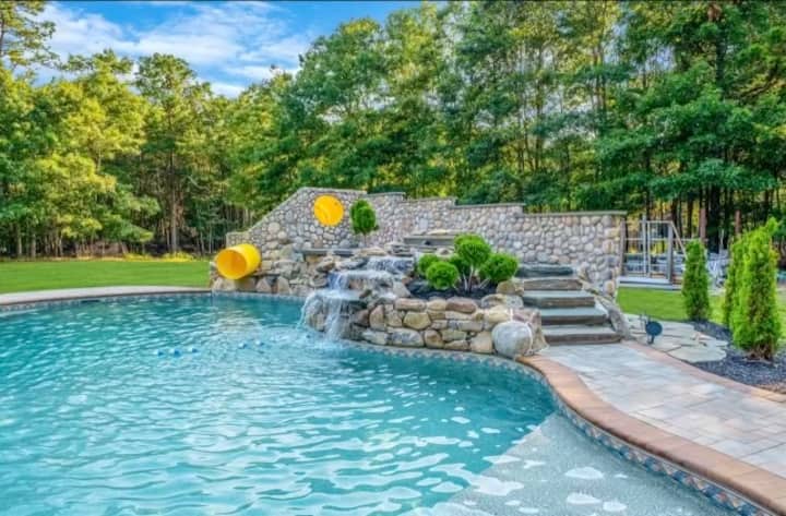 Unique Quiet 4-bedroom Home With Pool - Long Island, NY