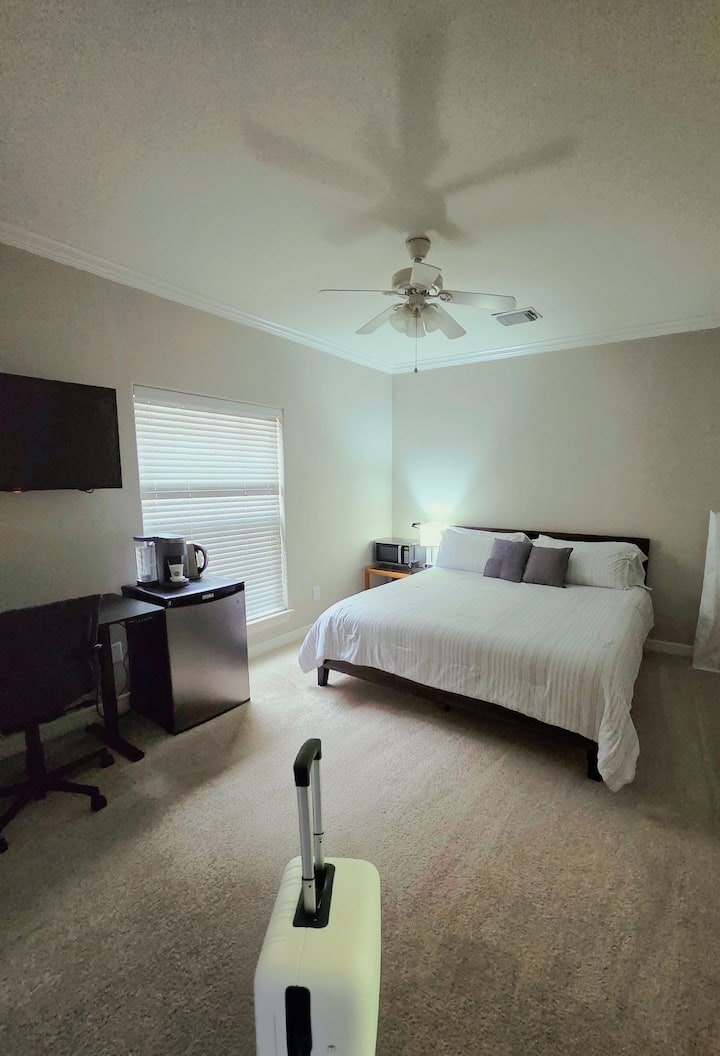 Newly Updated 1-bedroom Townhouse In The Heart Of Walkable Midtown And Montrose Bars And Restaurants Area With Private Floor And Free Parking - Houston, TX