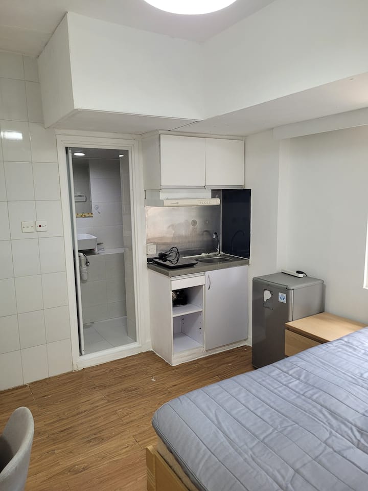 Clean, Bright, Fully Furnished Ensuite Studio. - Shau Kei Wan