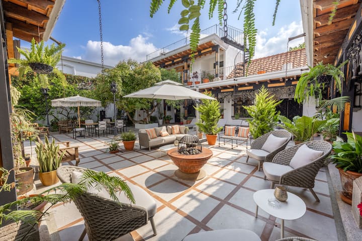 Reina Valentina, Antigua Guatemala - San Lucas Sacatepéquez