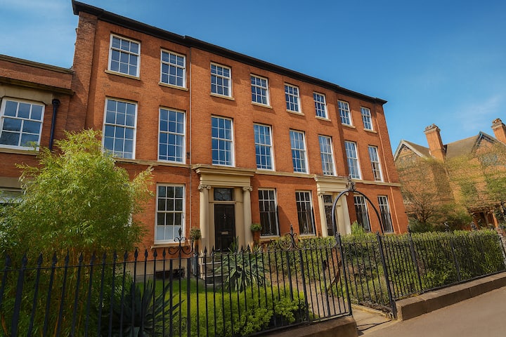 Manchesters Ultimate Getaway - Sleeps 20! - Salford