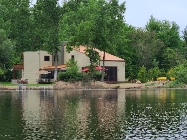 Lake House Nestled In Nature, 200' Lakefront, Dock - Stevensville, MI