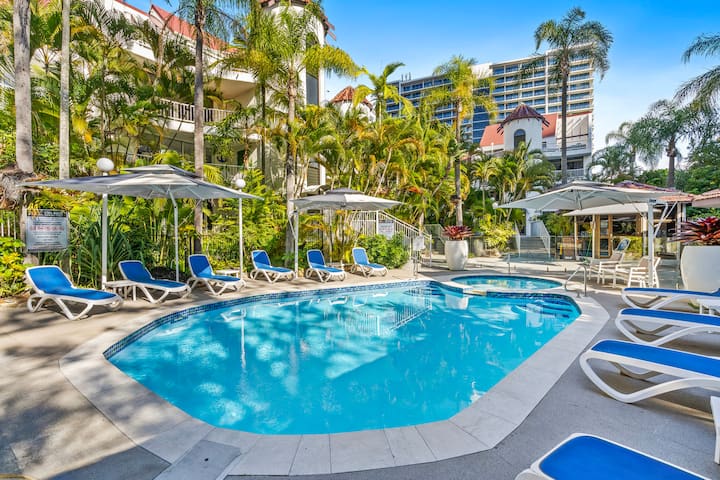 Location, Location...this Seaside Unit Has It All - Surfers Paradise