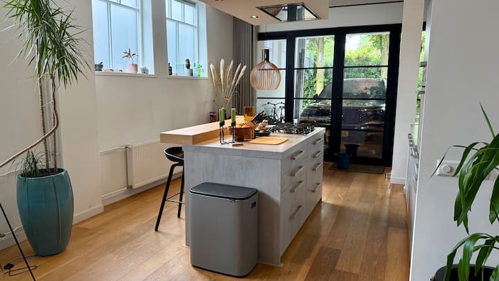 Warm Industrial 4-room Apartment (Carport, Patio) - Zandvoort