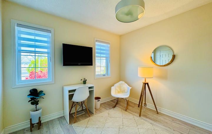 Bright Lakeview Room With Dedicated Workspace - Pickering