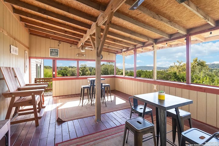 2nd-story Covered Deck W/ Lake View, 5 Large Beds! - Canyon Lake, TX