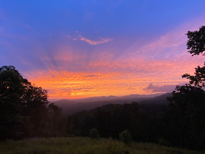 Heavenly Haven W/ A View, Spa, Acreage & Fire Pit - Saluda, NC