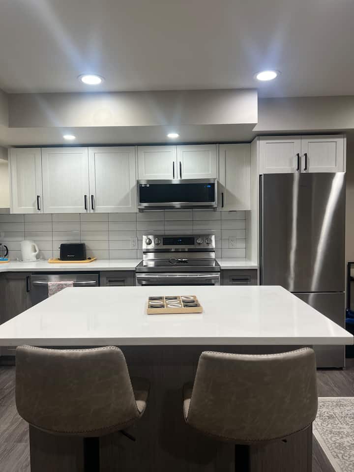 Free Street Parking - Basement Suite Near Whyteave - Edmonton
