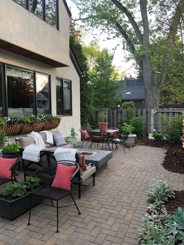 Luxurious Walk-to-town Charmer: Birmingham House - Troy, MI