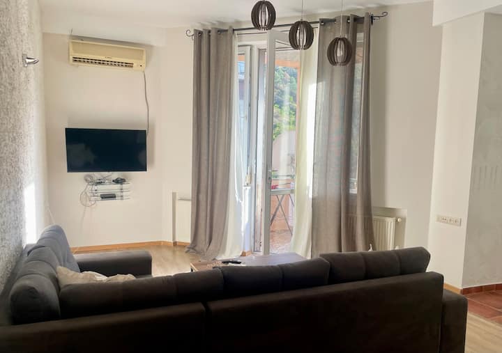 Lovely 2 Bedroom Comfortable Flat With Balcony - Tbilisi