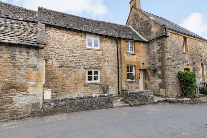 Pet Friendly Cotswold Holiday Accommodation With Two Bedrooms - The Cotswold Guy Apartment - Winchcombe