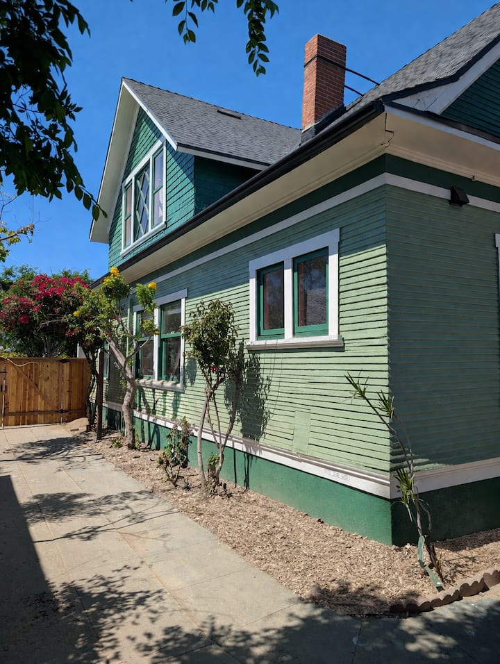 Sunny Upstairs Unit W/ Parking In 1920s Victorian - Long Beach, CA