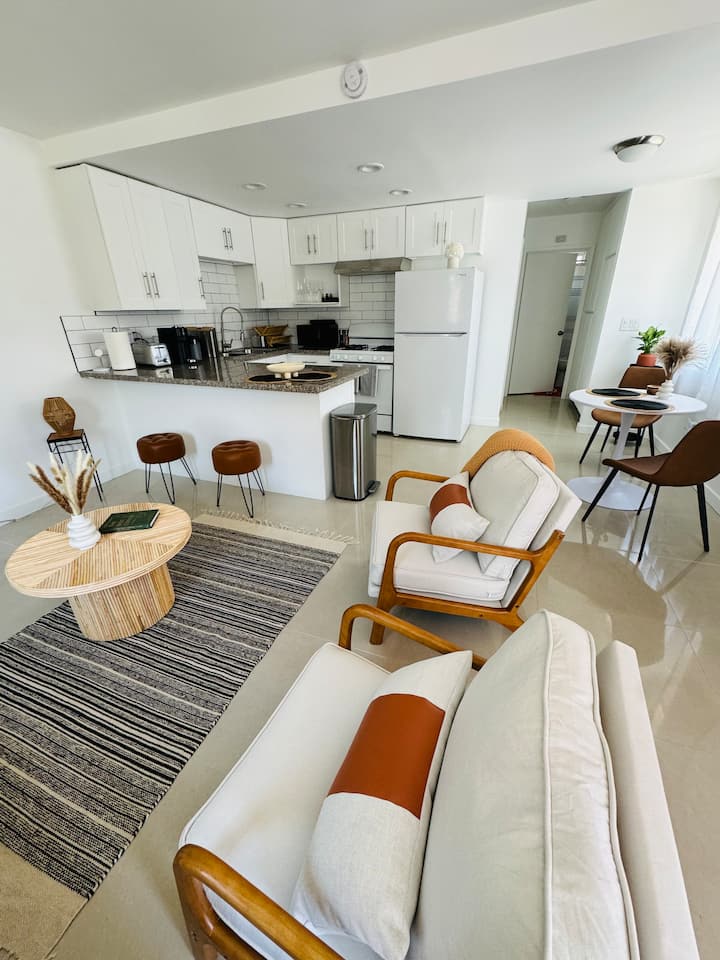 1 Bedroom Apartment In Central La + Parking - Baldwin Hills - Los Angeles