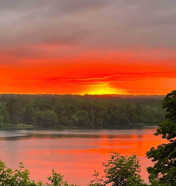 The Lakehouse Haven – Sunset Views & Relaxation - Thompson, CT