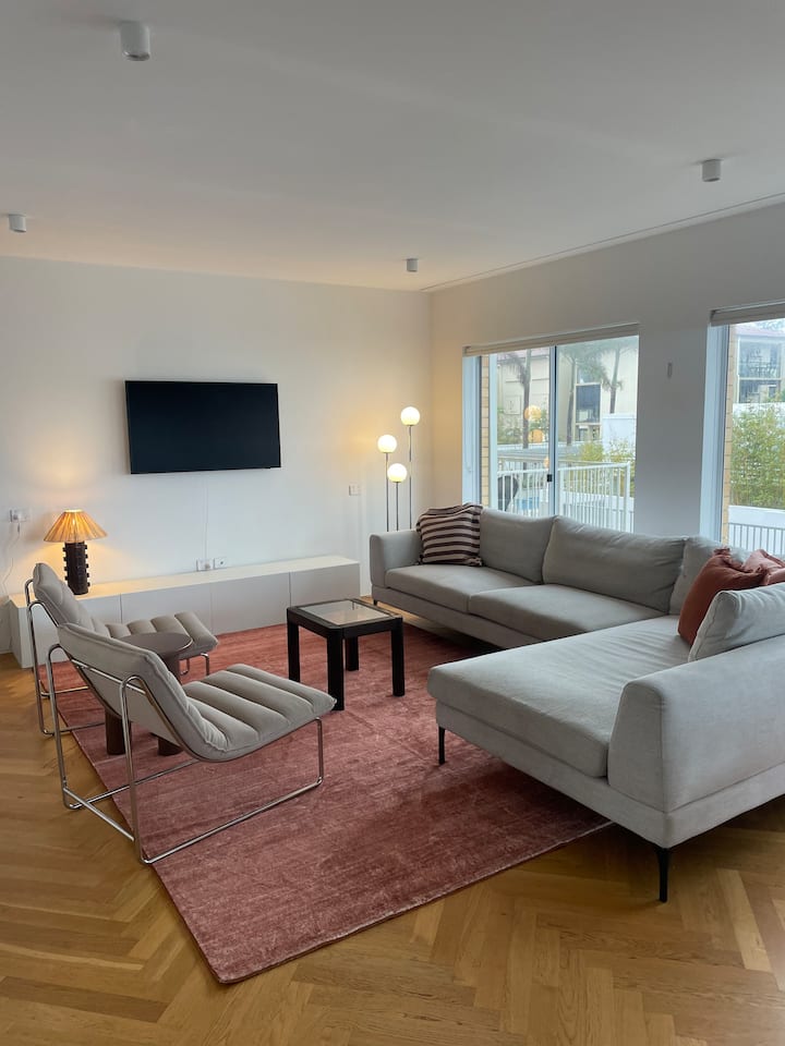 Beachfront Pet Friendly Apartment - Coolangatta