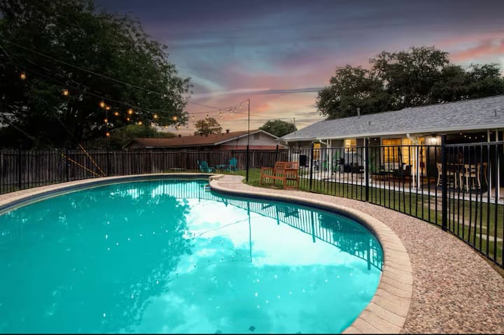 Family Oasis: Gated Pool, Near Dwntwn & Six Flags - San Antonio, TX