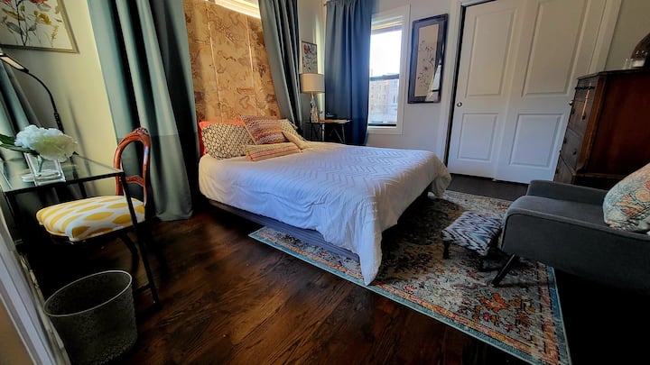 Renovated Sunny Oasis Steps From The Lake - Evanston, IL