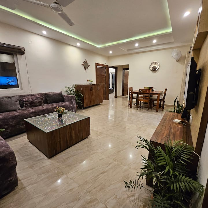 Luxurious 3bhk With Balcony & Cozy Vibes - India
