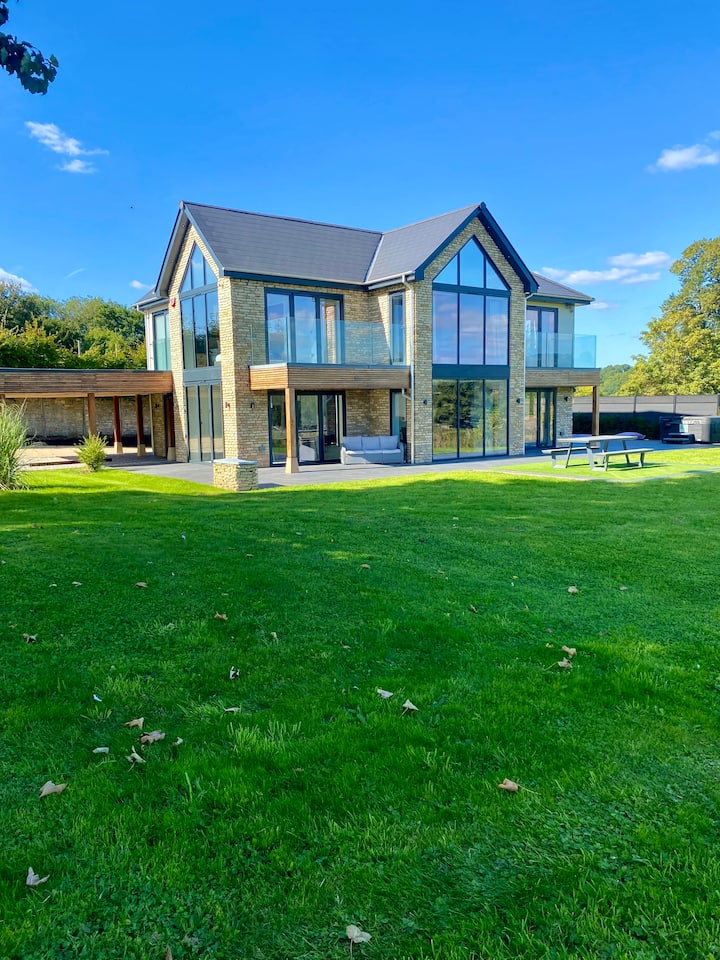 Stunning Modern Home Set In Beautiful Grounds. - Bath