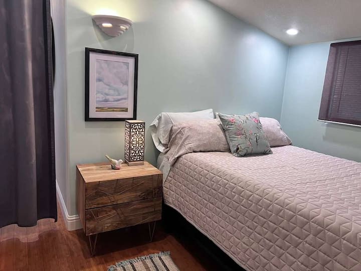 Lovely One Bedroom With Indoor Fireplace Near Dt. - Ukiah, CA