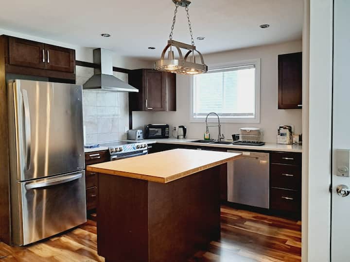 Bright 3br Home With Full Kitchen - Kingston