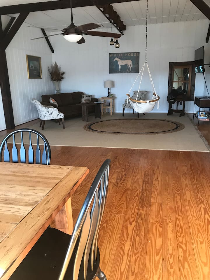 Horse & Flower Farm Barn Loft - Kentucky