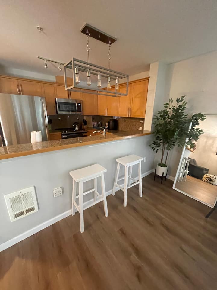 Cosy Urban Oasis With Patio In Lower Queen Anne - Seattle, WA