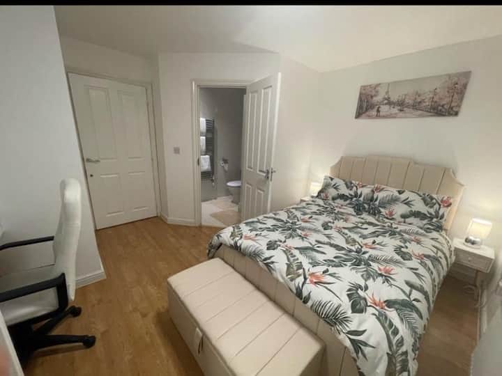 Cheerful 1 En-suite Double Bedroom. - Maidenhead