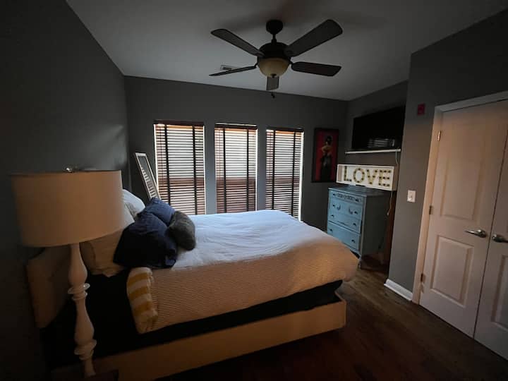 Queen Bed In Brownstone - Heart Of Southend - Charlotte, NC
