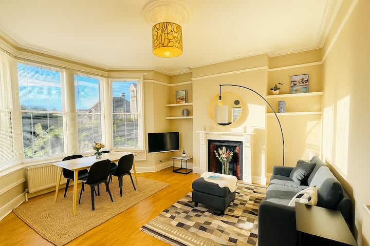 Bright, Spacious Apartment With Off-road Parking - Bath