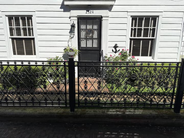 Charming Navy-themed Townhome | Walk To Usna & Dta - Annapolis, MD