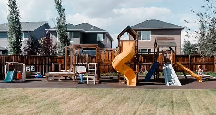 Lake Community Retreat | Family Parks Quiet Comfy - Calgary